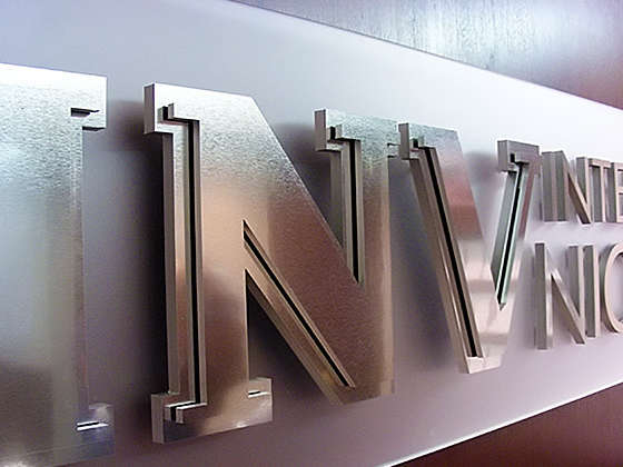 SIGN DESIGN CUSTOM METAL LOOK SIGN ON FROSTED PLATE | ArtSigns®